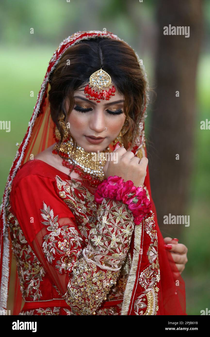 Indian bride dressed in traditional wedding clothes Stock Photo - Alamy