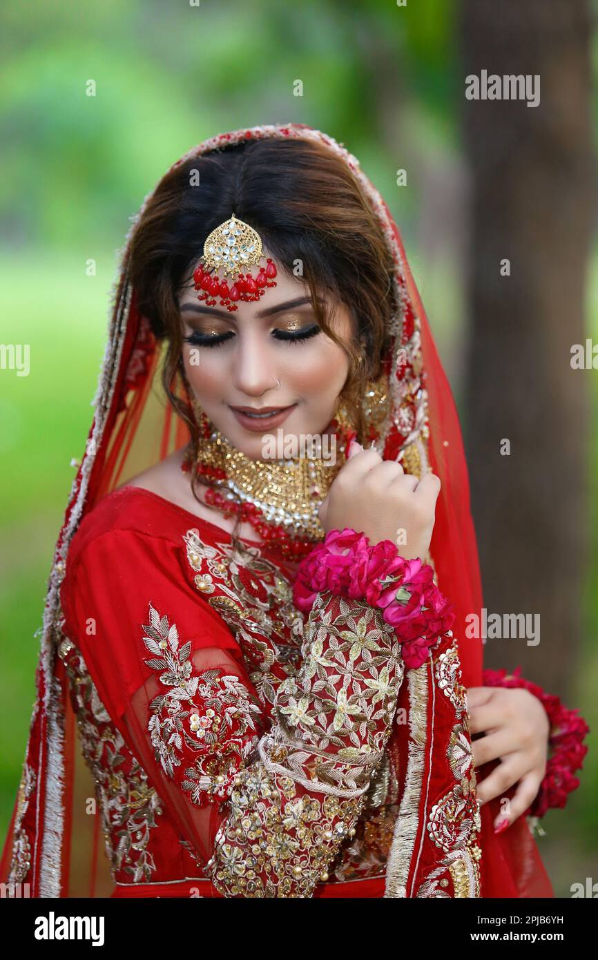 Indian bride dressed in traditional wedding clothes Stock Photo - Alamy