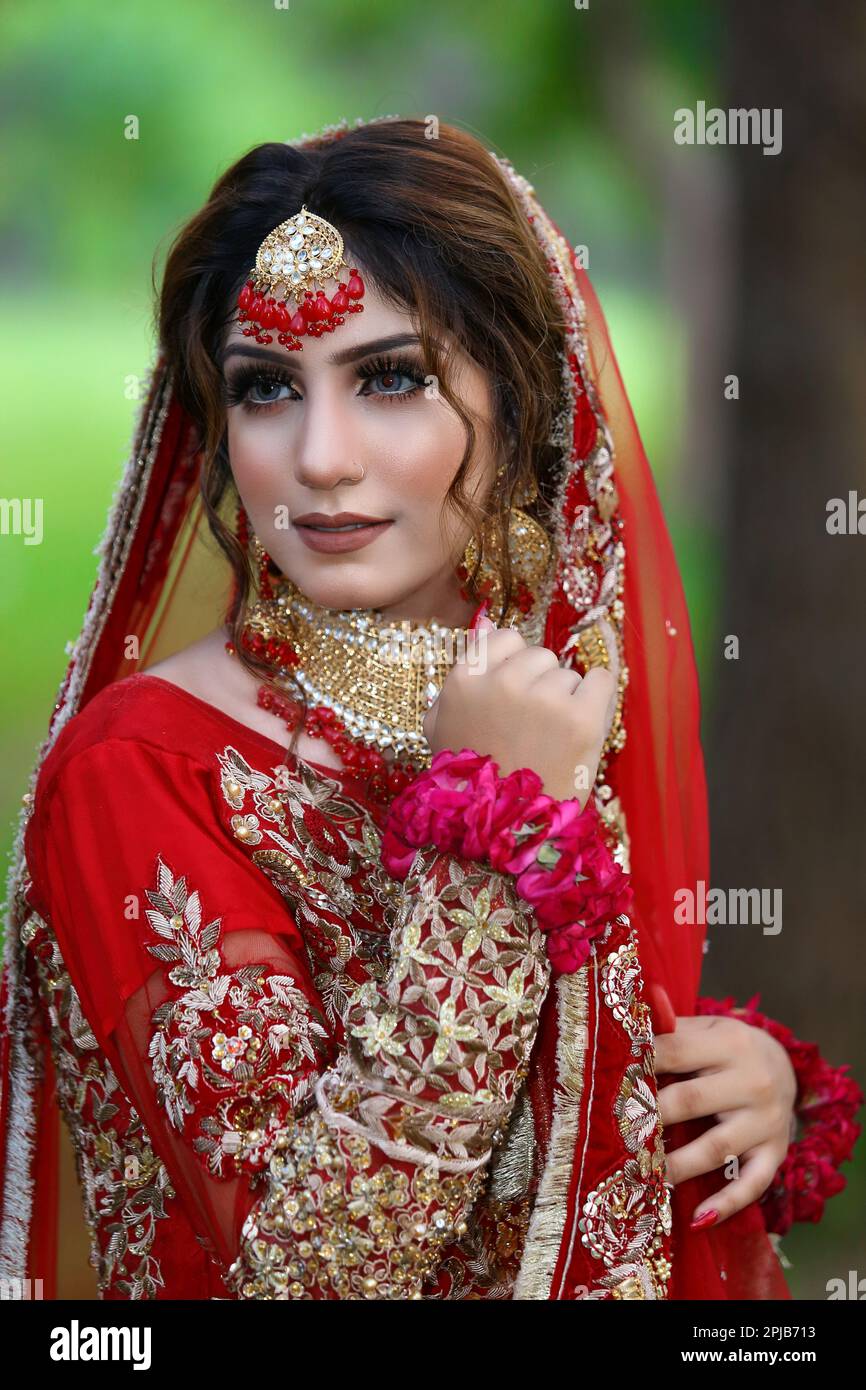 Indian bride dressed in traditional wedding clothes Stock Photo - Alamy