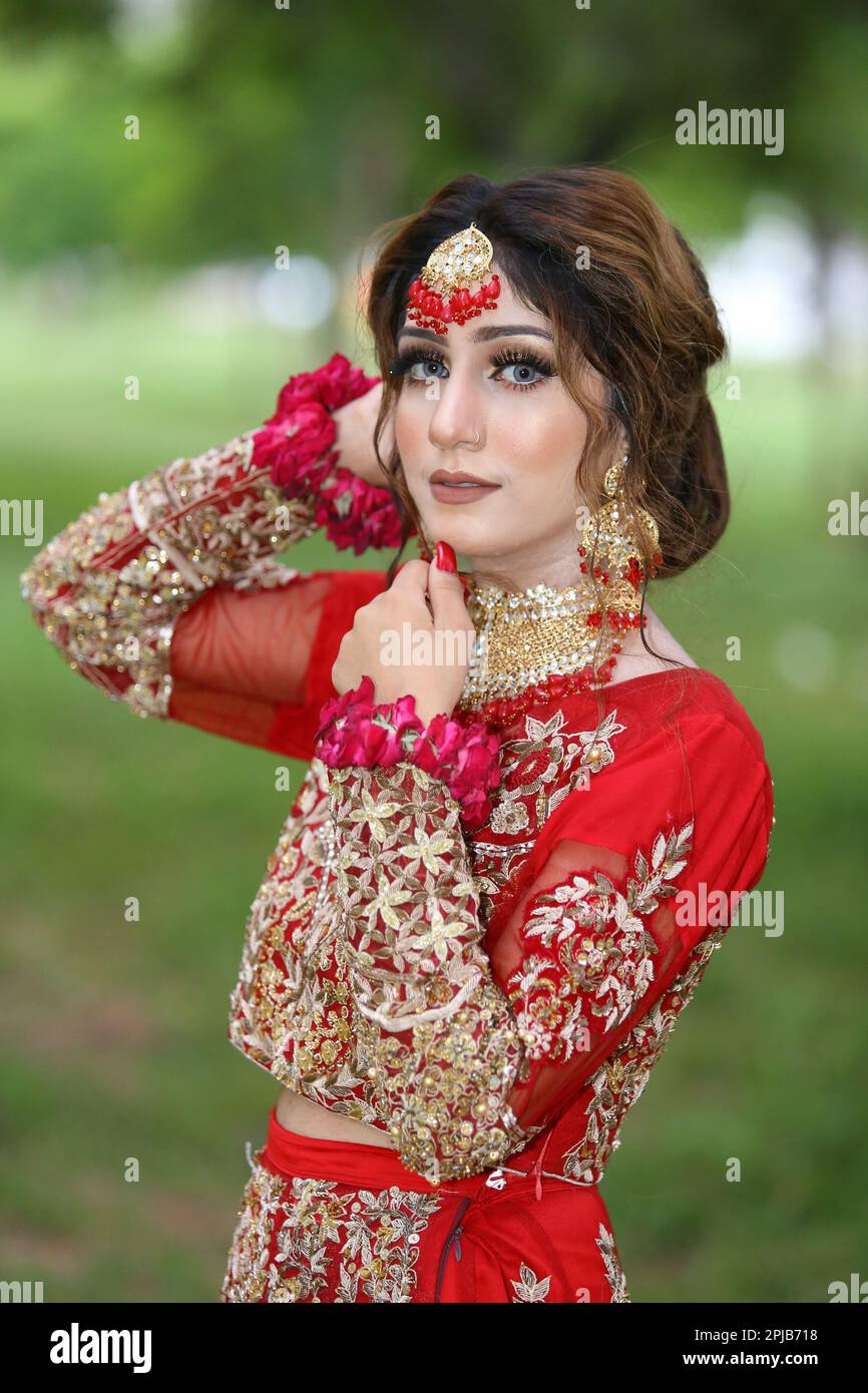 Indian bride dressed in traditional wedding clothes Stock Photo - Alamy