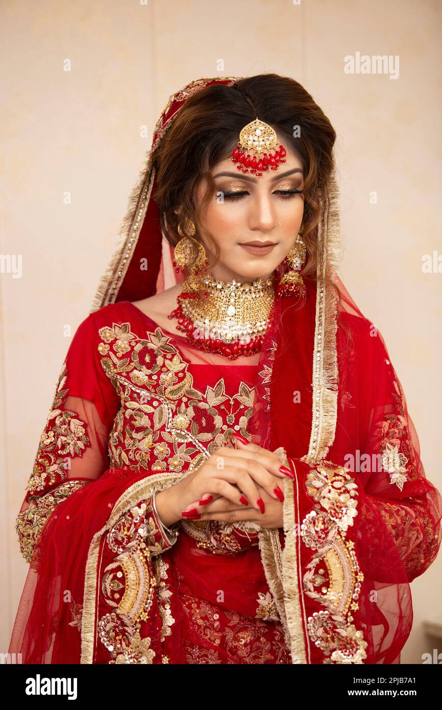 Indian bride dressed in traditional wedding clothes Stock Photo - Alamy