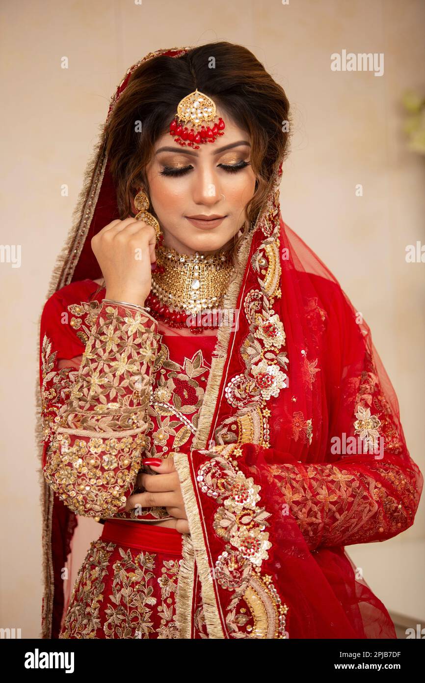 Indian bride dressed in traditional wedding clothes Stock Photo - Alamy