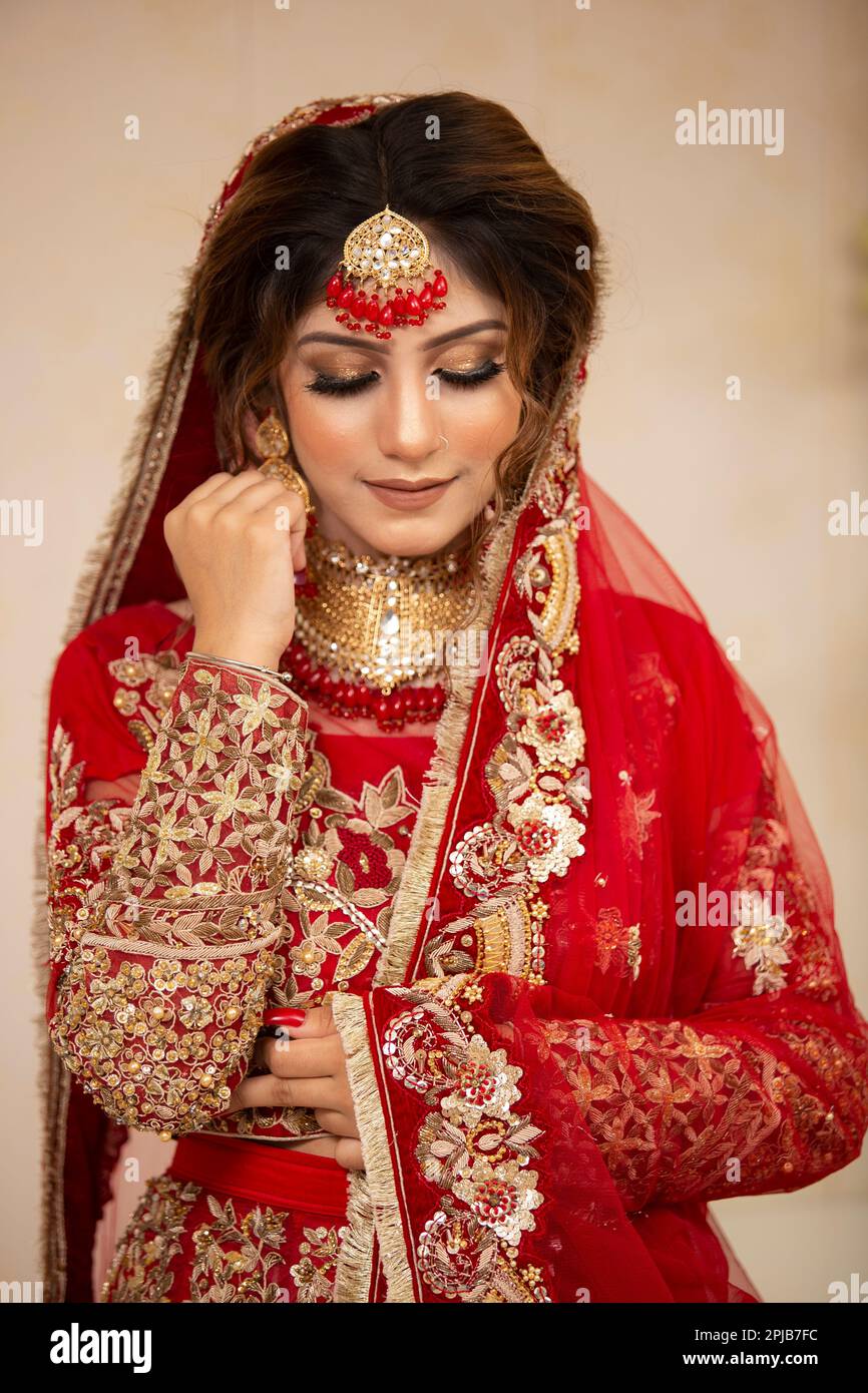 Indian bride dressed in traditional wedding clothes Stock Photo - Alamy