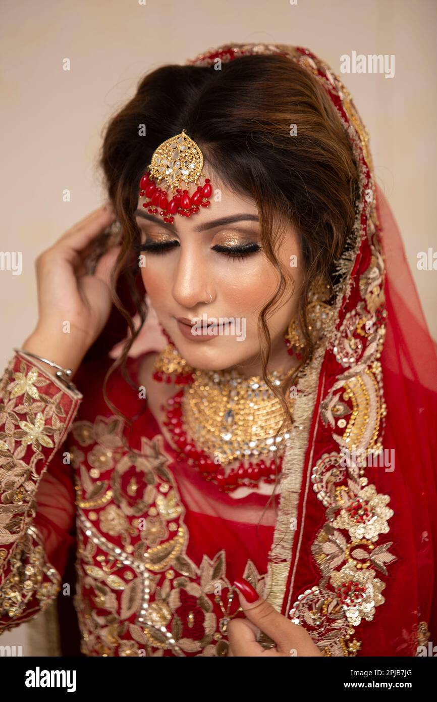 Indian girl red veil hi-res stock photography and images - Alamy