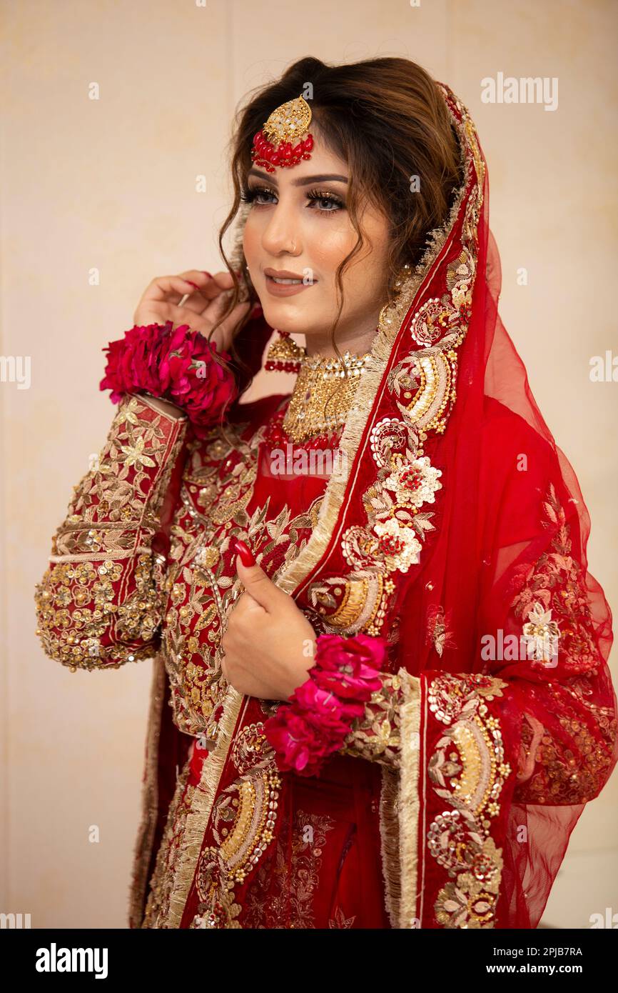 Indian bride dressed in traditional wedding clothes Stock Photo - Alamy