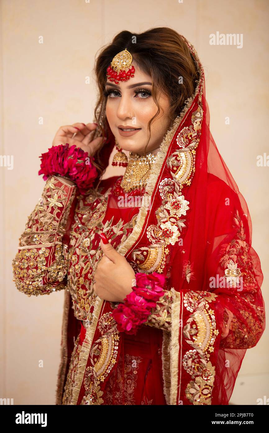 Indian bride dressed in traditional wedding clothes Stock Photo - Alamy