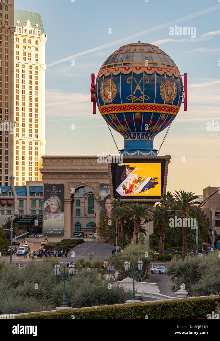 A picture of the Arc de Triomphe and Balloon Sign of Paris Las Vegas Stock Photo - Alamy