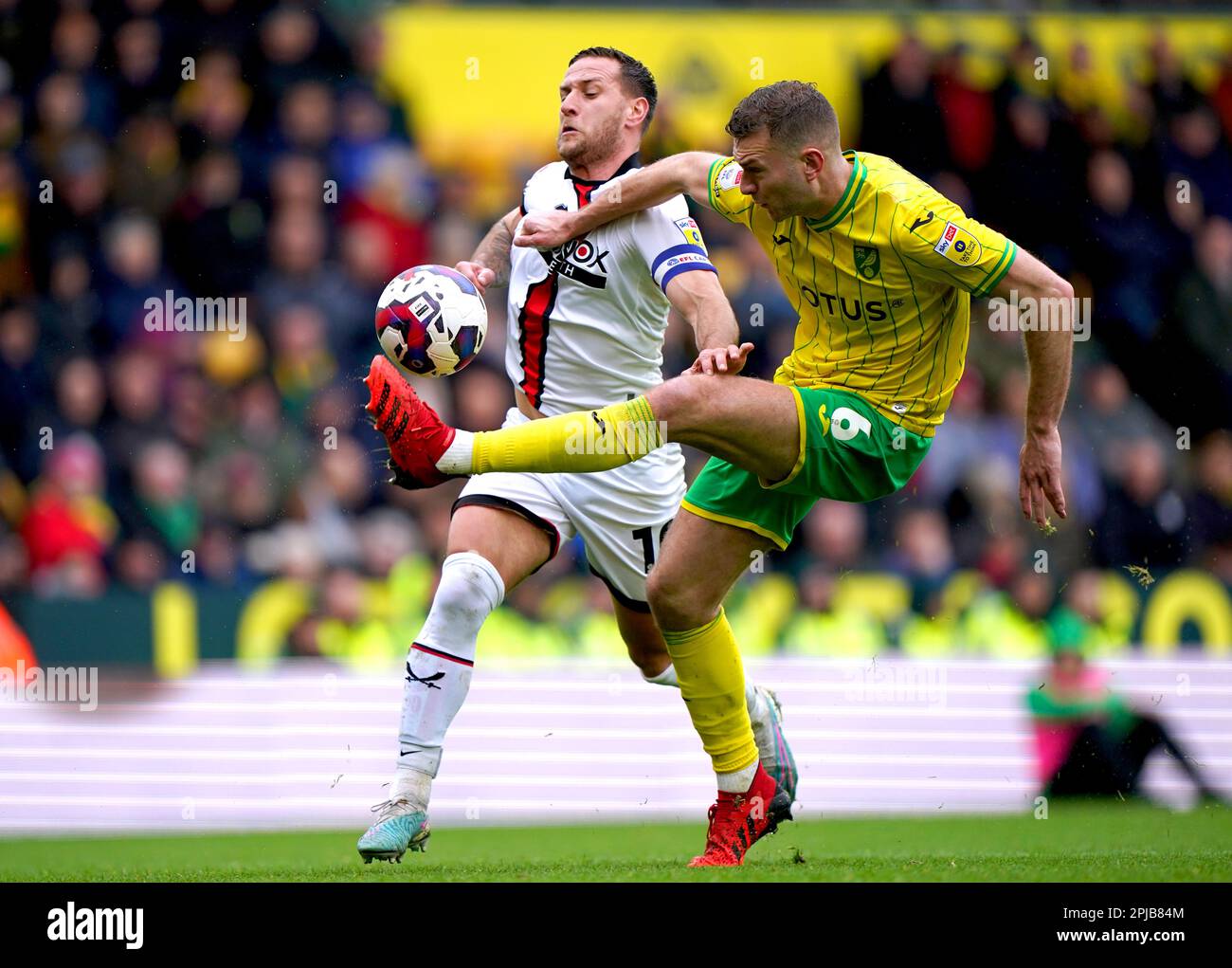 Sheffield United's Billy Sharp (left) and Norwich City's Ben Gibson ...