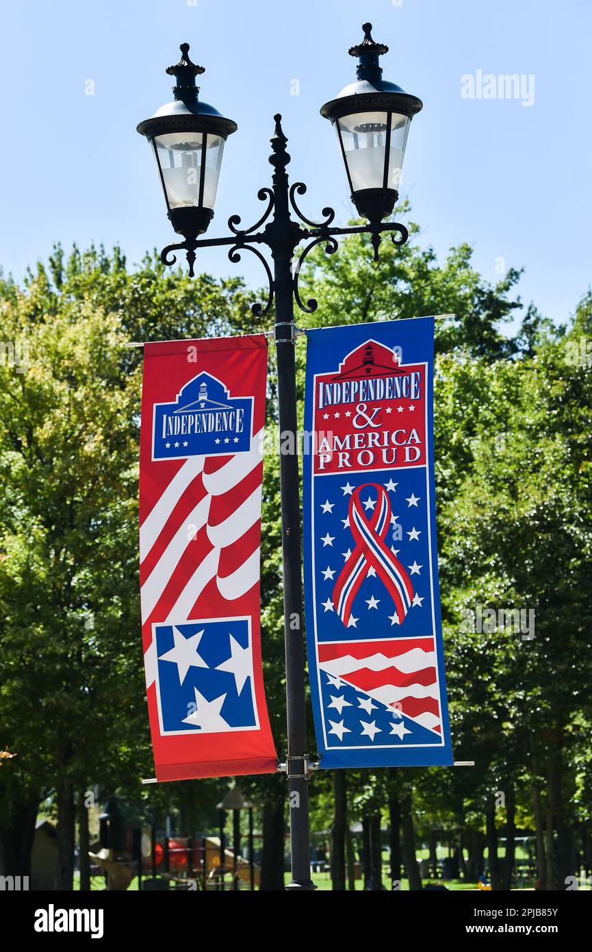 Red white and blue signage hi-res stock photography and images - Alamy