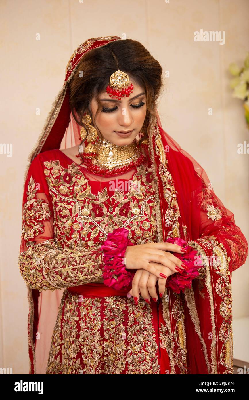 Indian bride dressed in traditional wedding clothes Stock Photo - Alamy