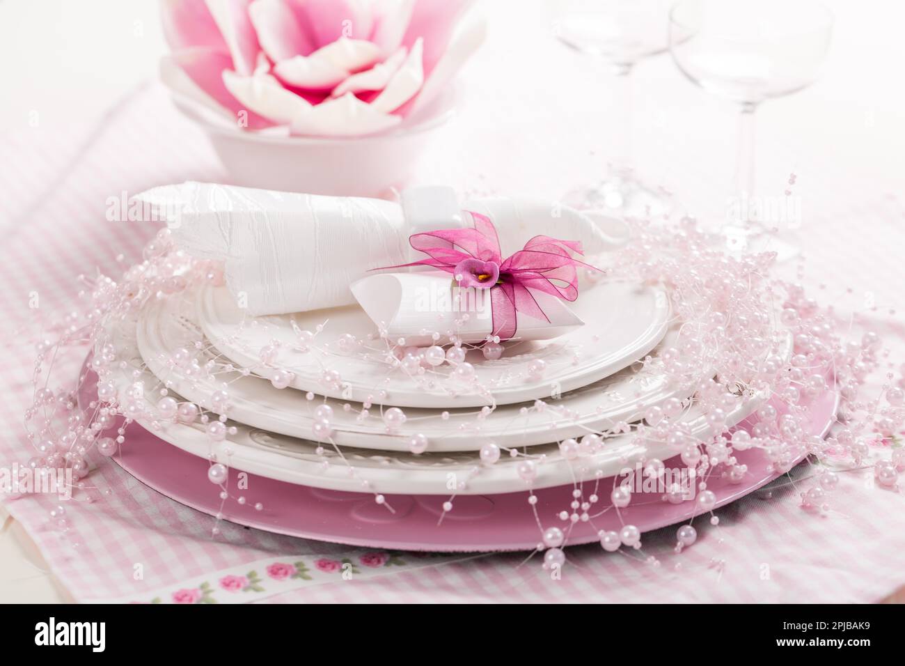 Place setting in pink tone with small present for the guests Stock ...