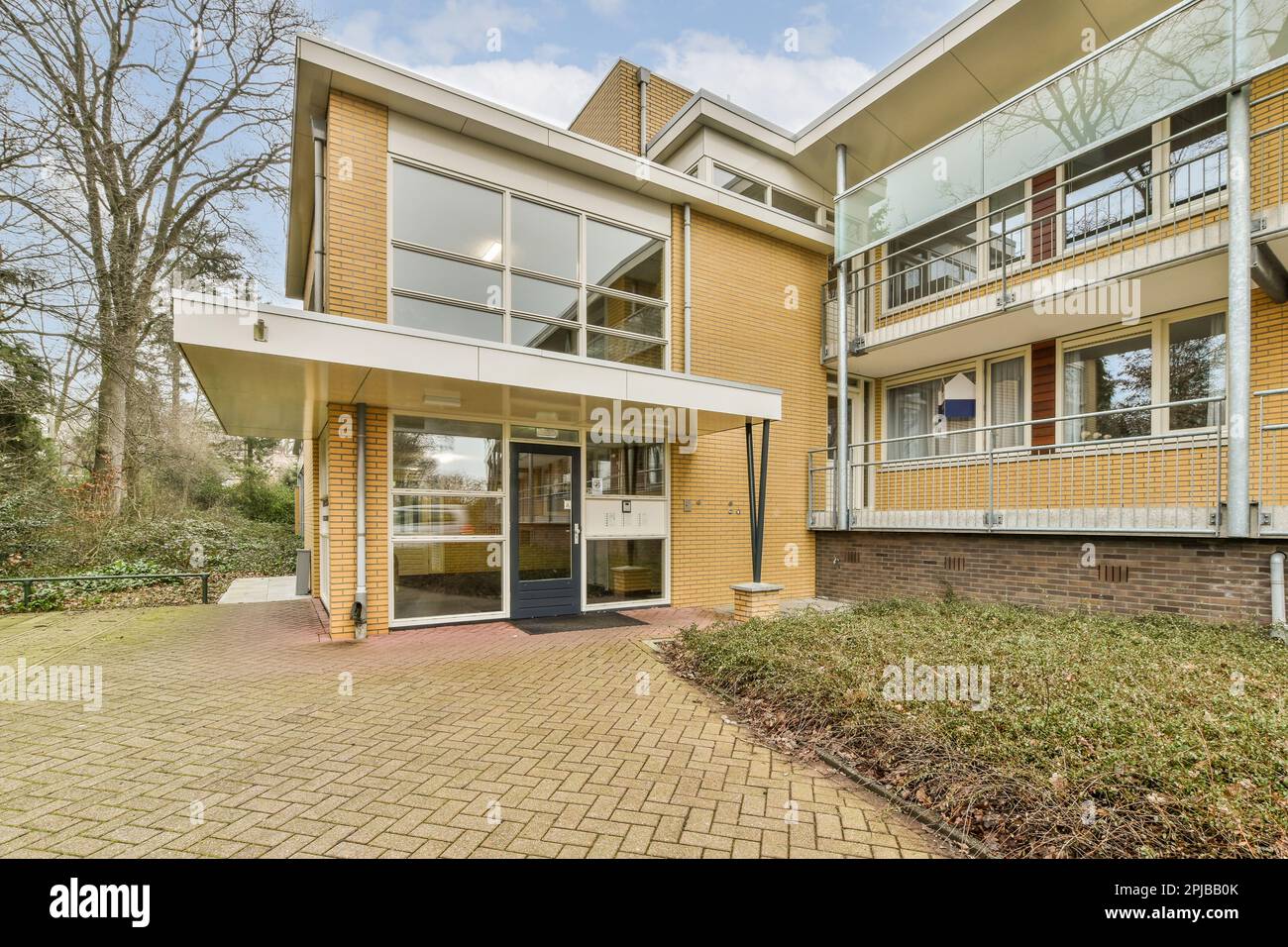 Modern school entrance porch hi-res stock photography and images - Alamy