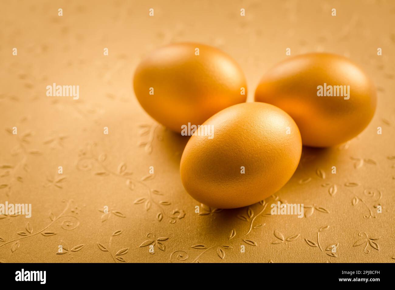 Golden egss on golden background for Easter Stock Photo - Alamy