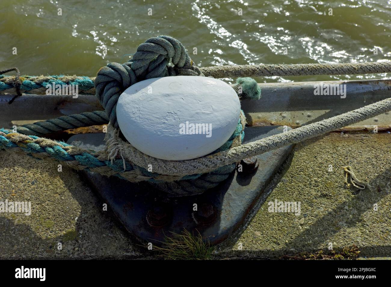 Bollard with cordage on a quay wall Stock Photo - Alamy