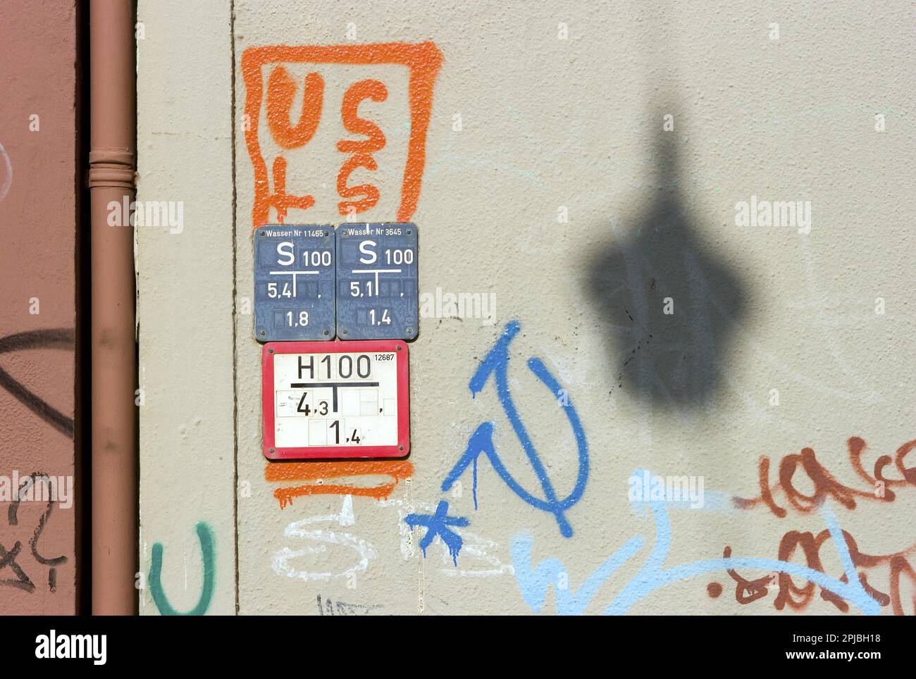 Graffiti on a house wall, shadow cast by a street lamp Stock Photo - Alamy