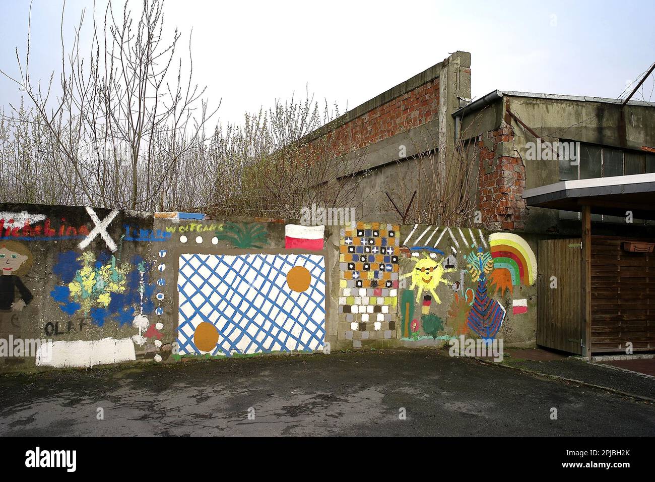Wall with graffiti Stock Photo - Alamy