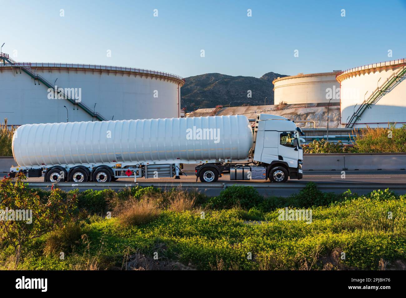 Cistern truck for the transport of cryogenic dangerous gases ...