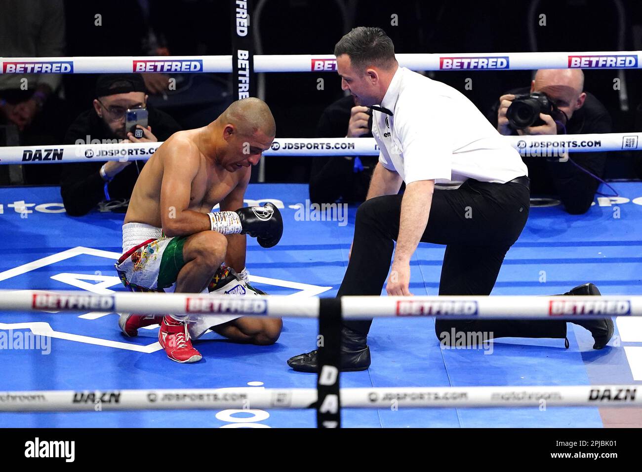 Boxing referee joshua hi-res stock photography and images - Alamy