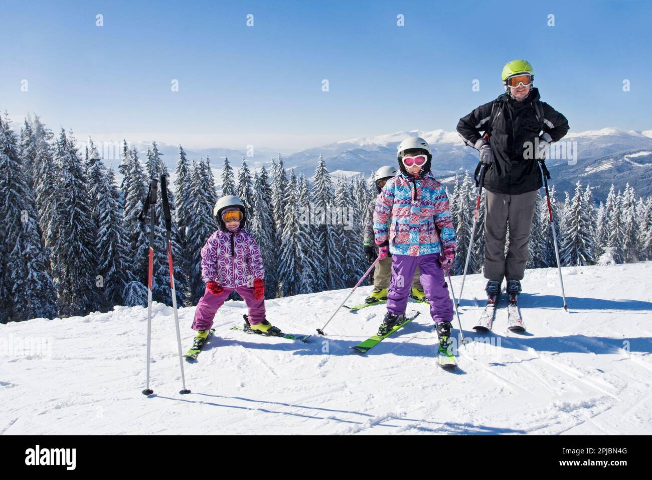 Family skiingfamily hi-res stock photography and images - Alamy