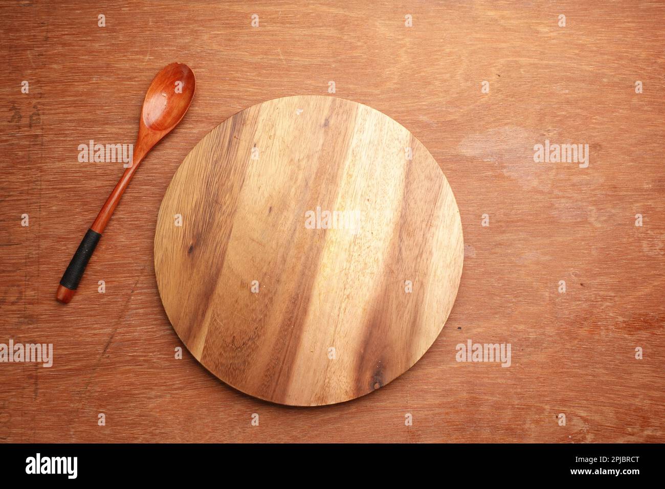wooden chopping board on table top down Stock Photo - Alamy