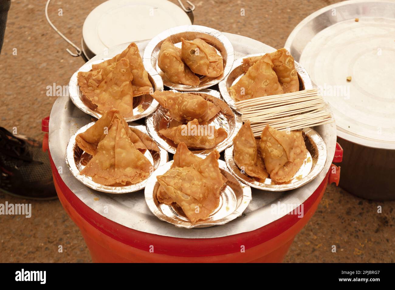 Small samosa stall at street of delhi Stock Photo - Alamy
