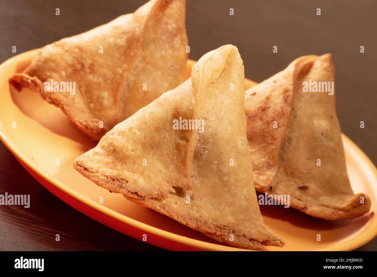 Samosa on plate hi-res stock photography and images - Alamy