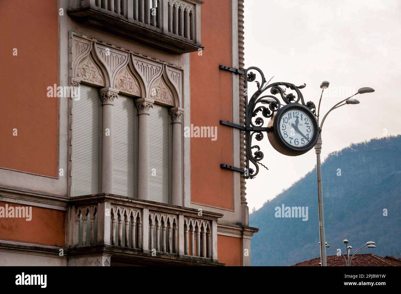 Venetian style windows hi-res stock photography and images - Alamy