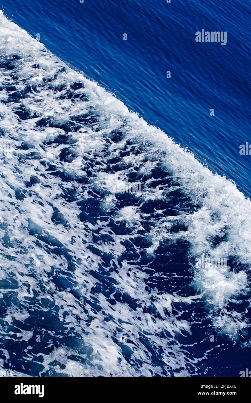 foam wave after liner Stock Photo - Alamy