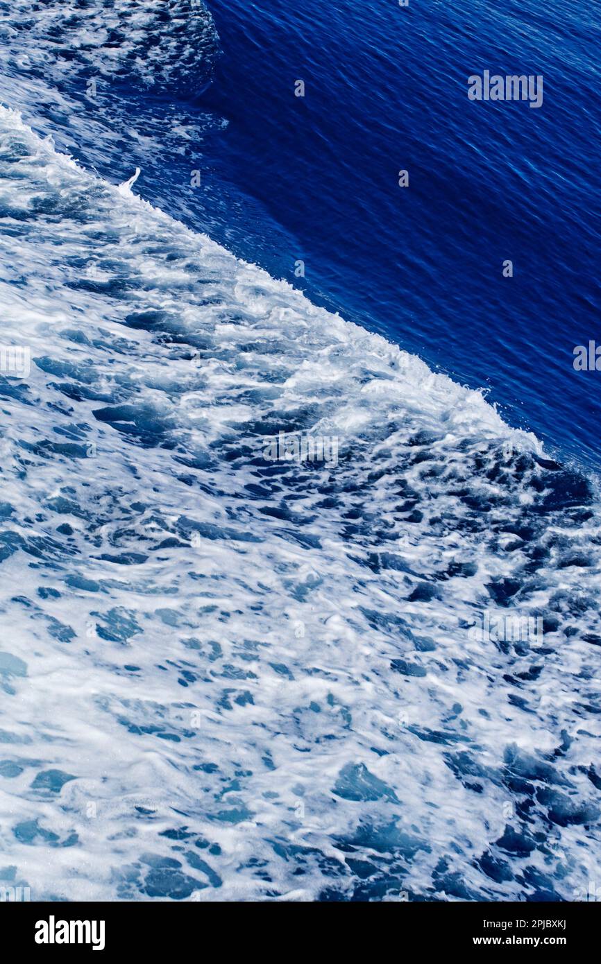 Ocean wave line drawing hi-res stock photography and images - Alamy