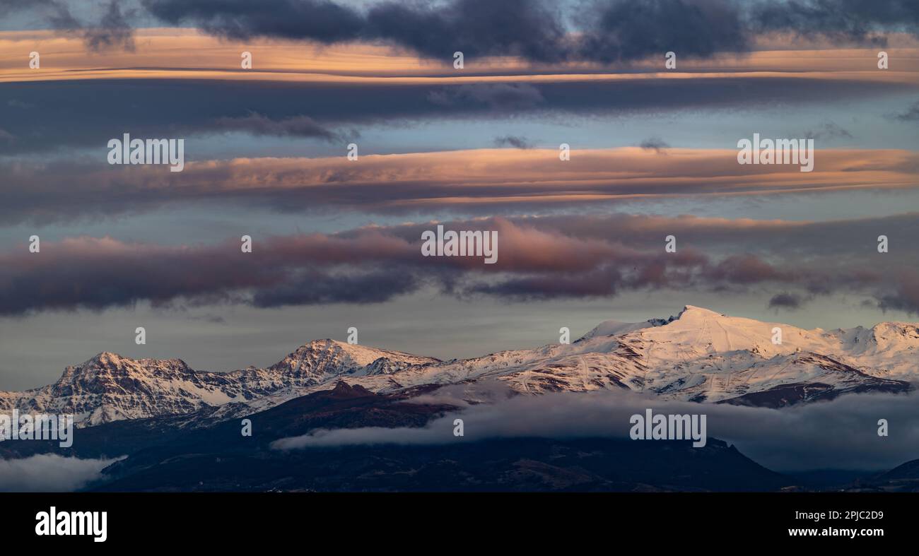 Lenticular rays hi-res stock photography and images - Alamy