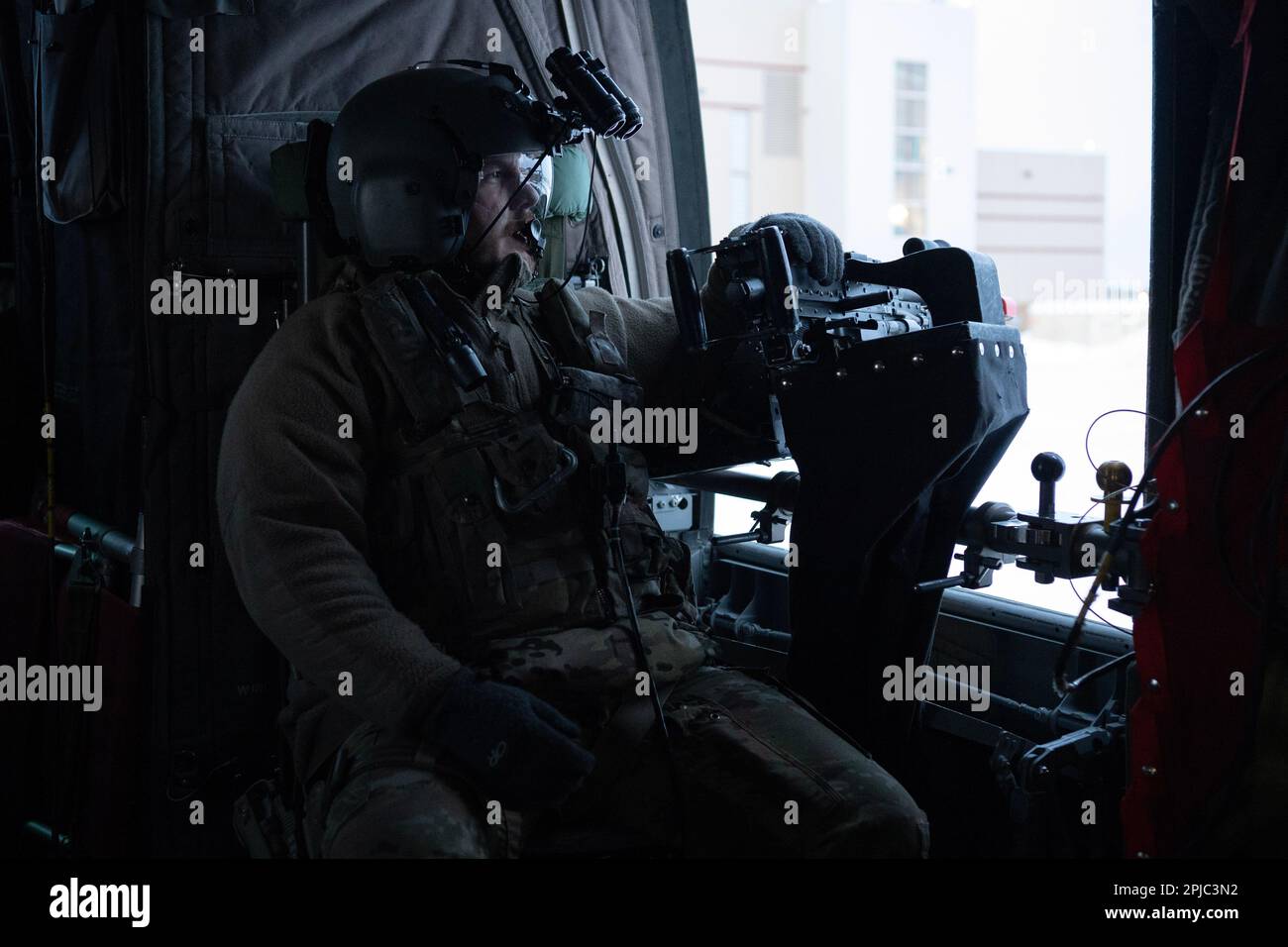 A U.S. Army CH-47F Chinook crew chief with Bravo Company, 1st Battalion ...