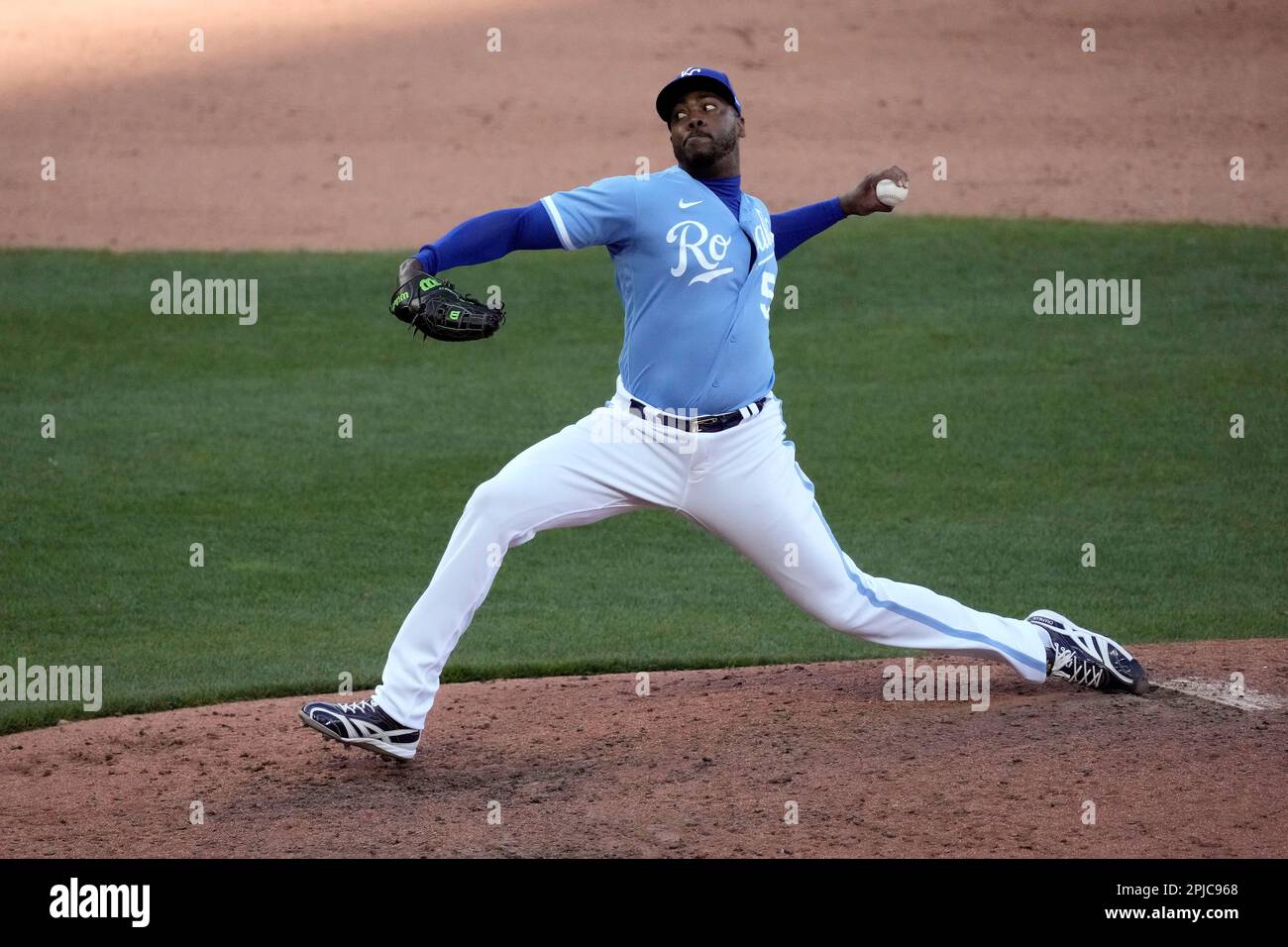 Kansas City Royals relief pitcher Aroldis Chapman throws during the ...