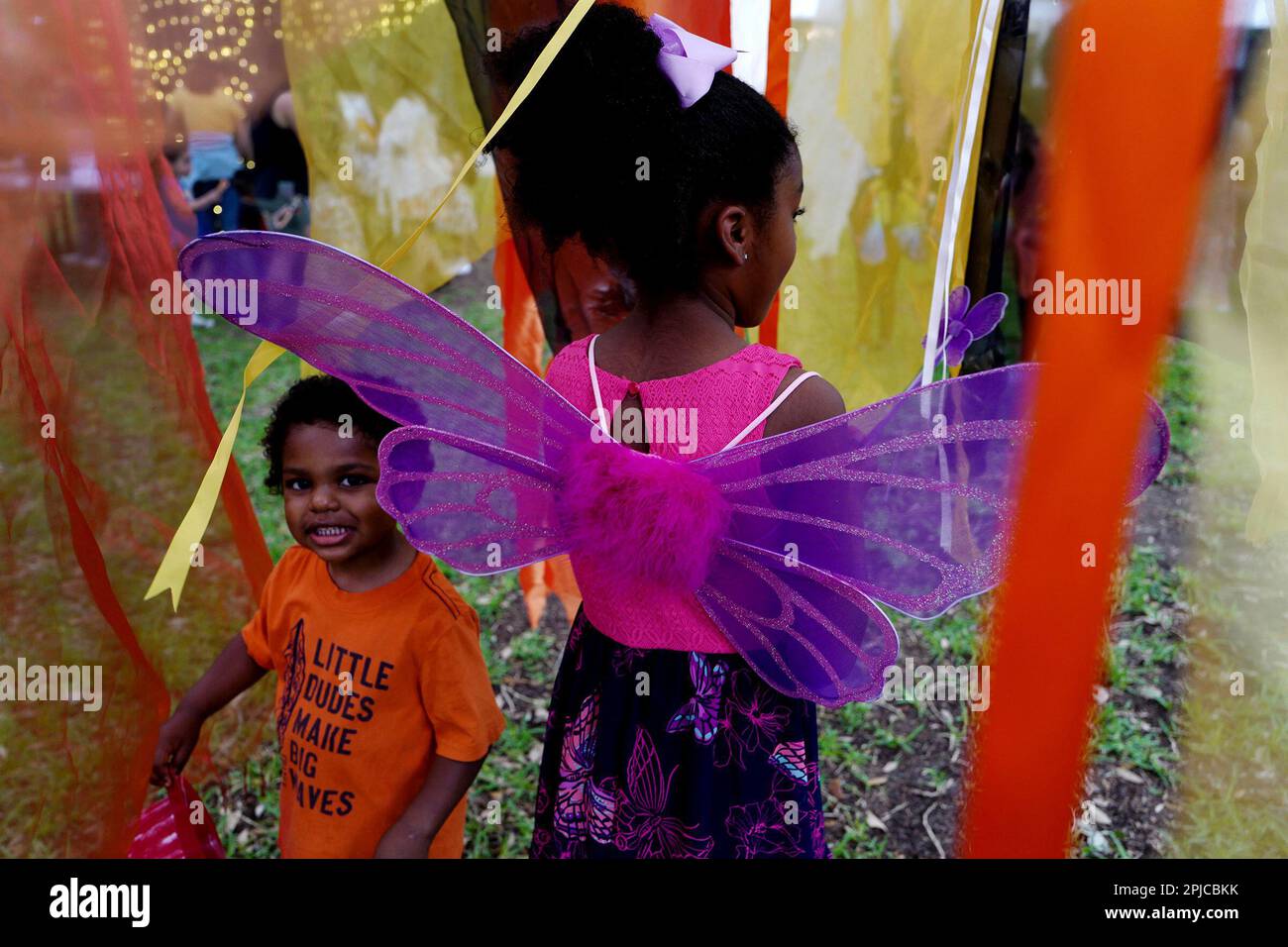 Isaiah Moye, left, and his sister Isabella, 7, right, of McAllen, play ...