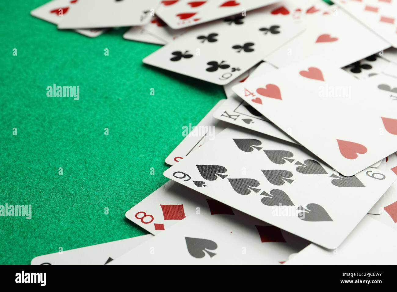 Scattered playing cards hi-res stock photography and images - Alamy