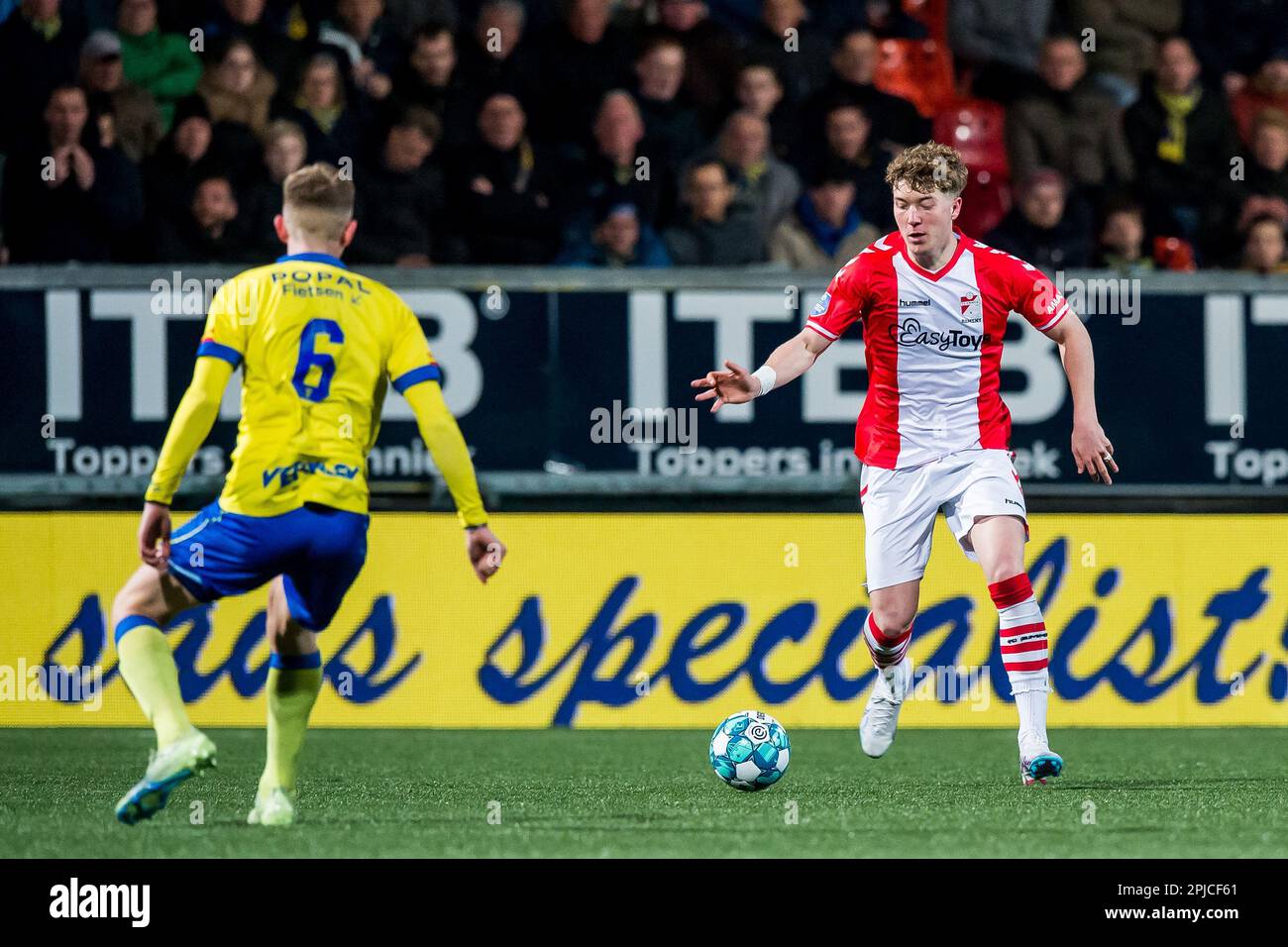 LEEUWARDEN - (lr) Mees Hoedemakers of SC Cambuur, Ole Romeny of FC ...