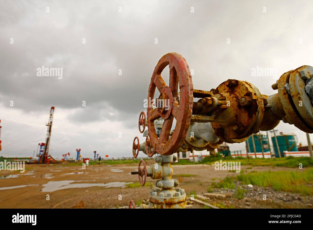 Oil pipes and valves Stock Photo - Alamy