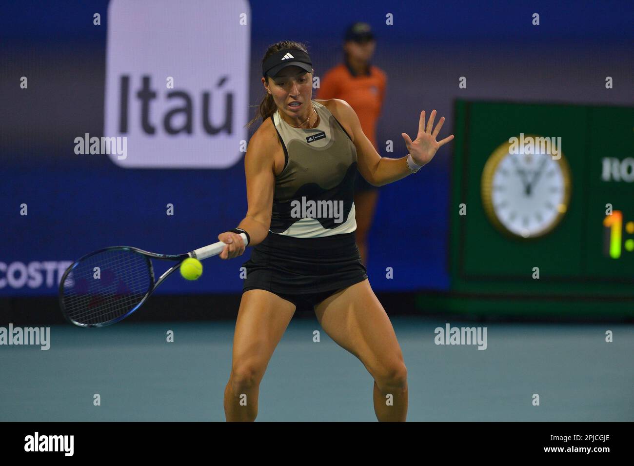 Elena rybakina jessica pegula hi-res stock photography and images - Alamy