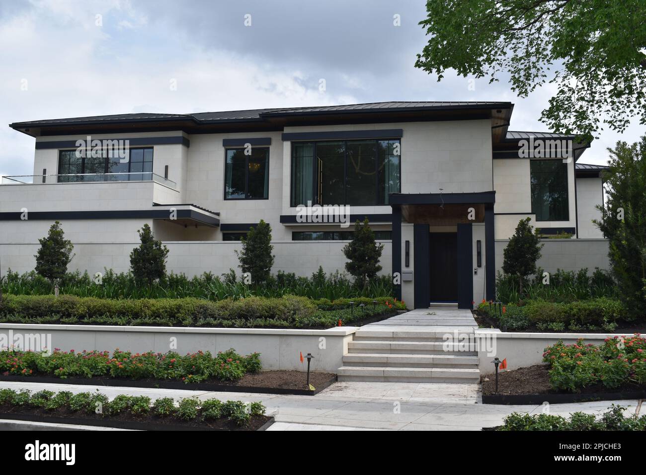 A portrait of a luxurious mansion in Houston, TX Stock Photo - Alamy