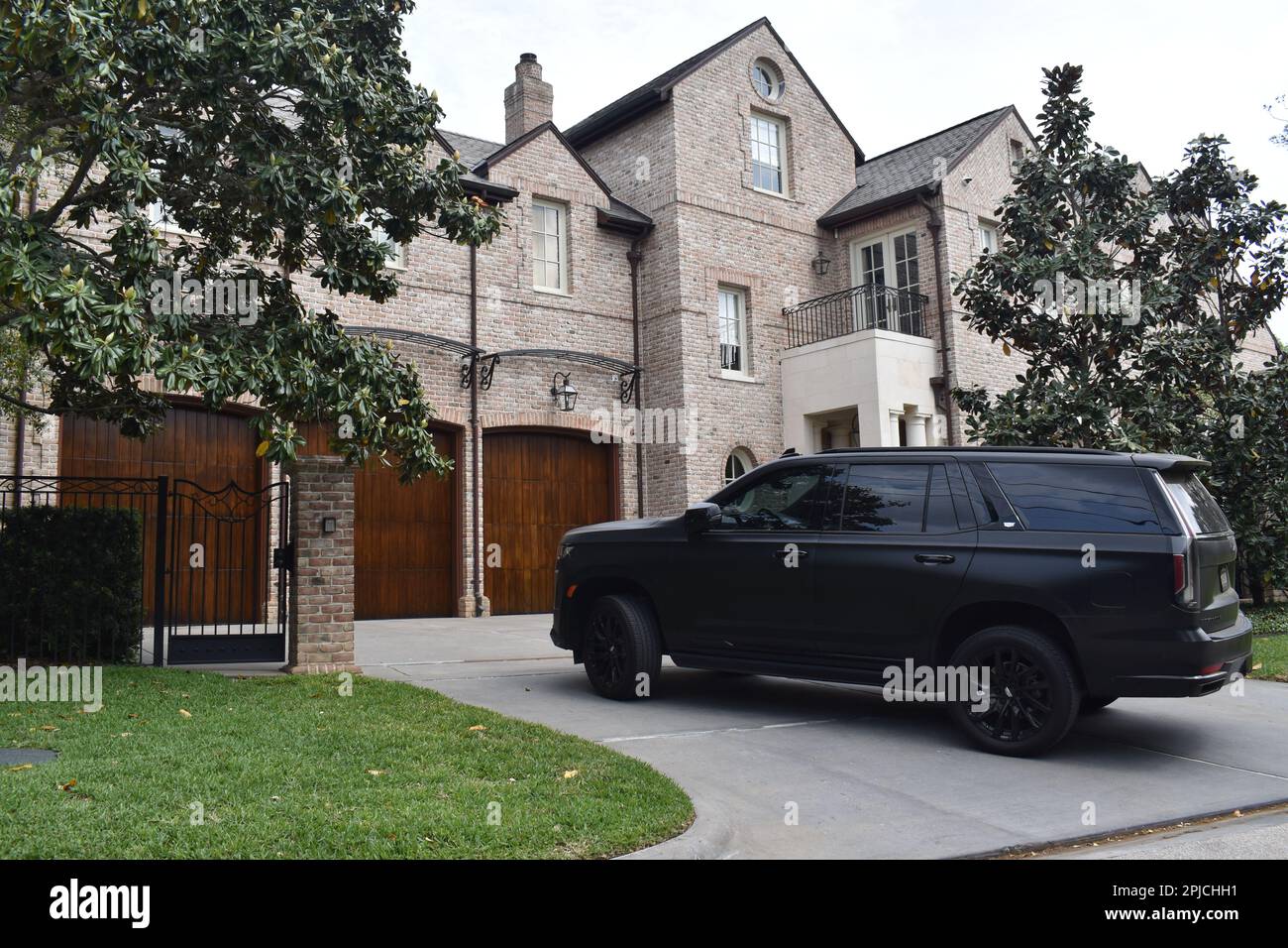 Luxury car in driveway mansion hi-res stock photography and images - Alamy