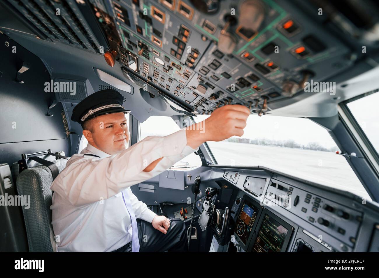 Control of the flight. Pilot on the work in the passenger airplane ...