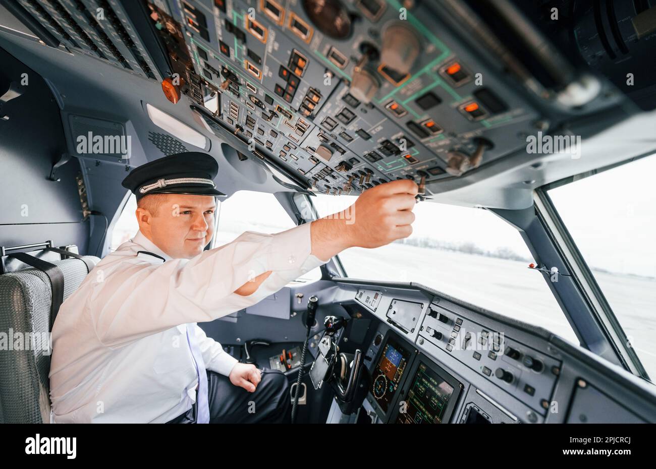 Control of the flight. Pilot on the work in the passenger airplane ...