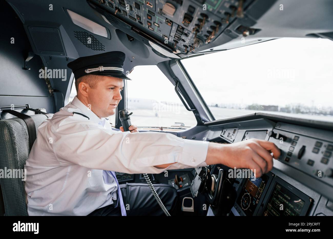 Control of the flight. Pilot on the work in the passenger airplane ...