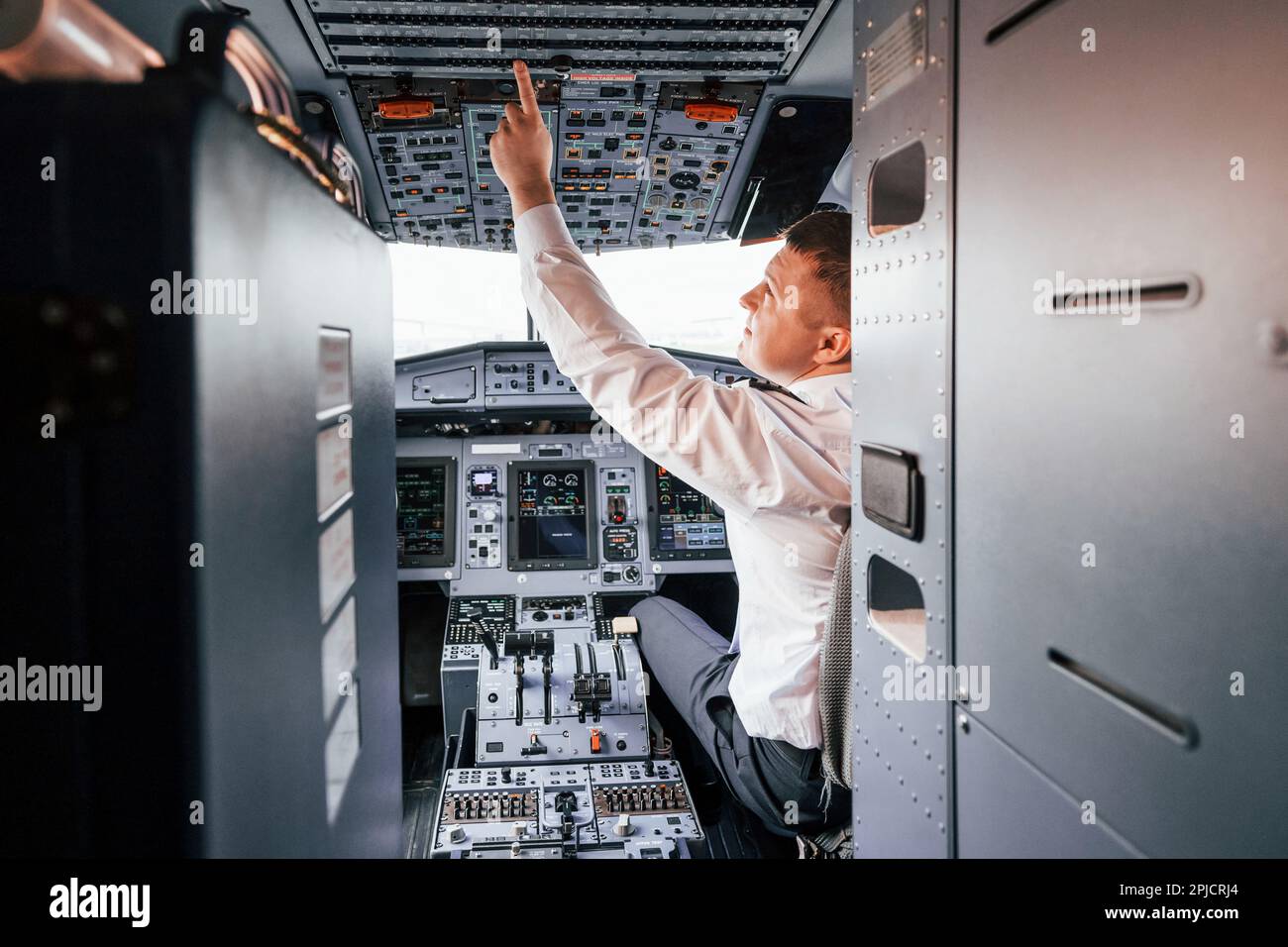 Control of the flight. Pilot on the work in the passenger airplane ...
