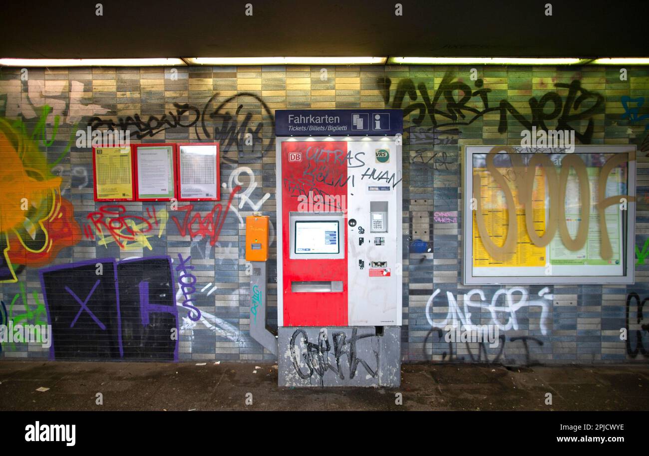 Graffiti vending machine hi-res stock photography and images - Alamy