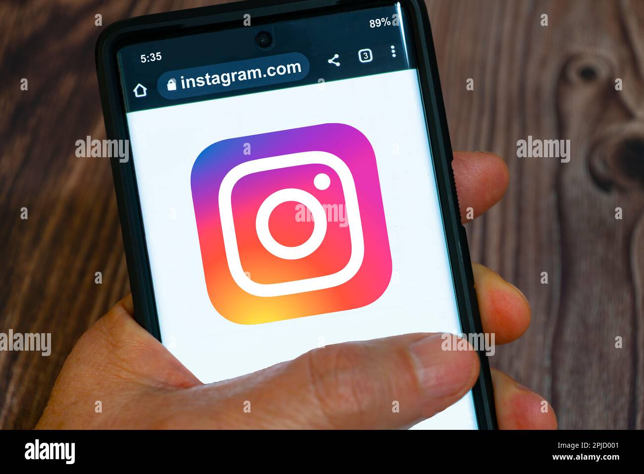 Hand phone instagram bird hi-res stock photography and images - Alamy