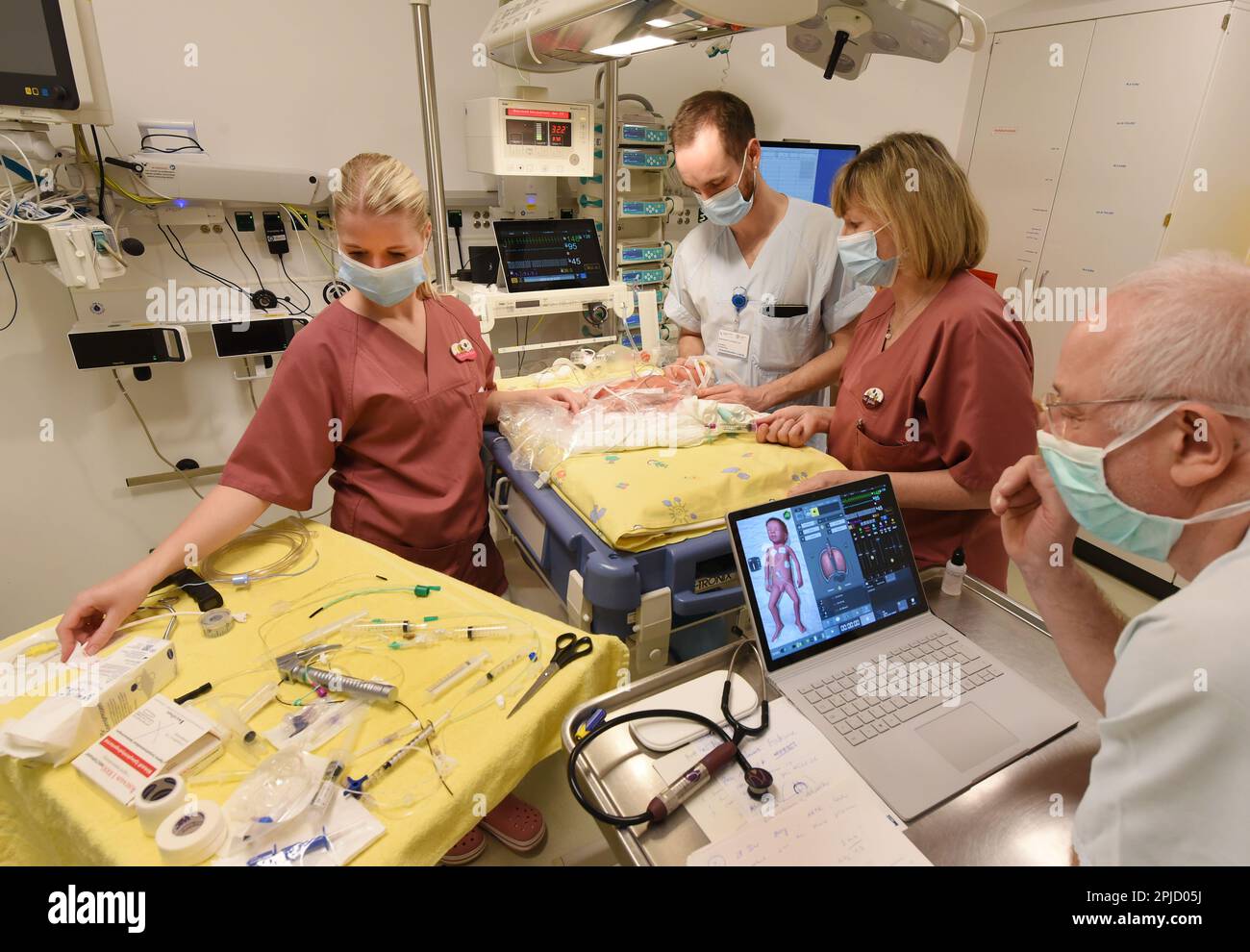 PRODUCTION - 17 March 2023, Saxony, Leipzig: On the neonatology ward of ...