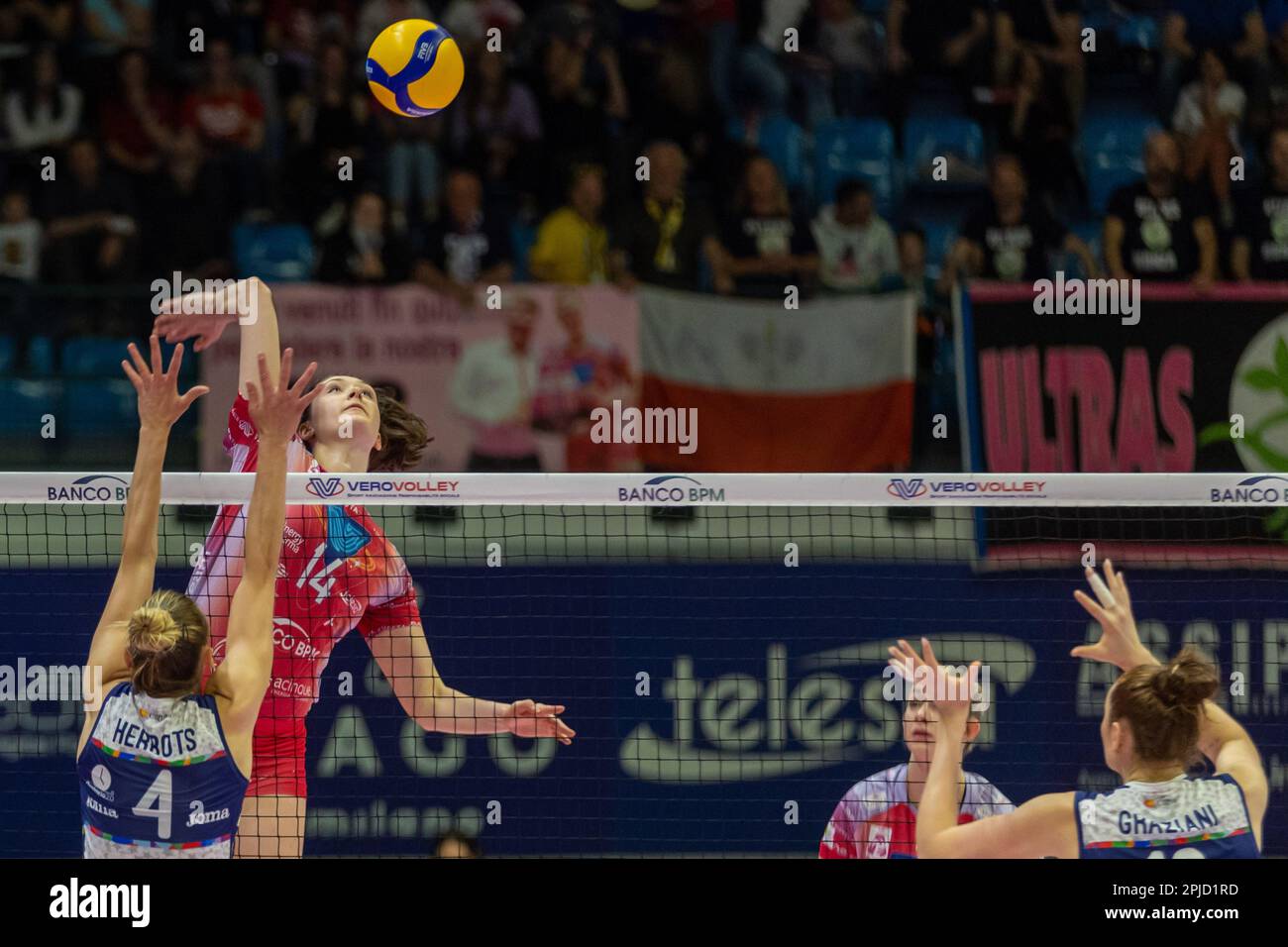 Spike of Dana Rettke (Vero Volley Milano Stock Photo - Alamy