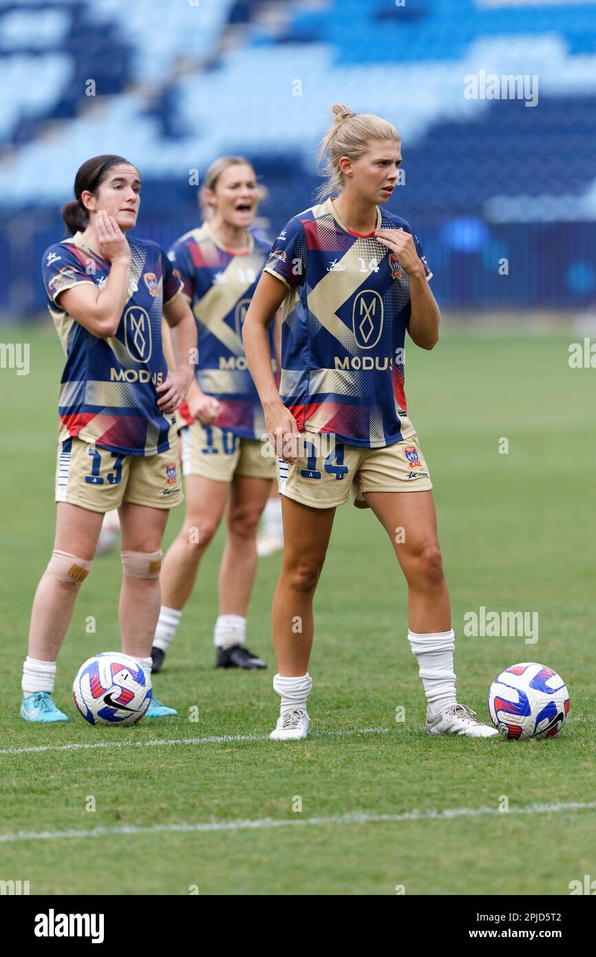 Lauren Allan, Sophie Stapleford and Lucy Johnson of the Jets warms up ...