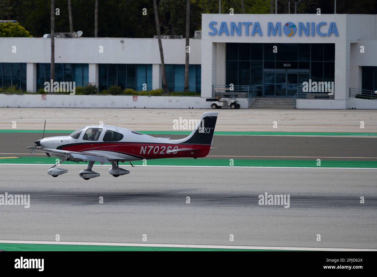 Santa Monica, California, USA. 31st Mar, 2023. A Cirrus SR20 (N702SC ...