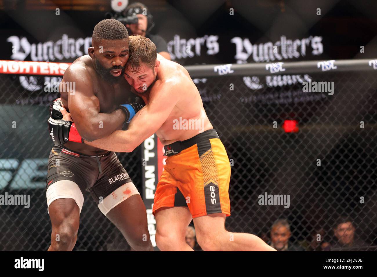 Las Vegas, NV, USA. 1st Apr, 2023. Light Heavyweight (R) Cory Hendricks ...